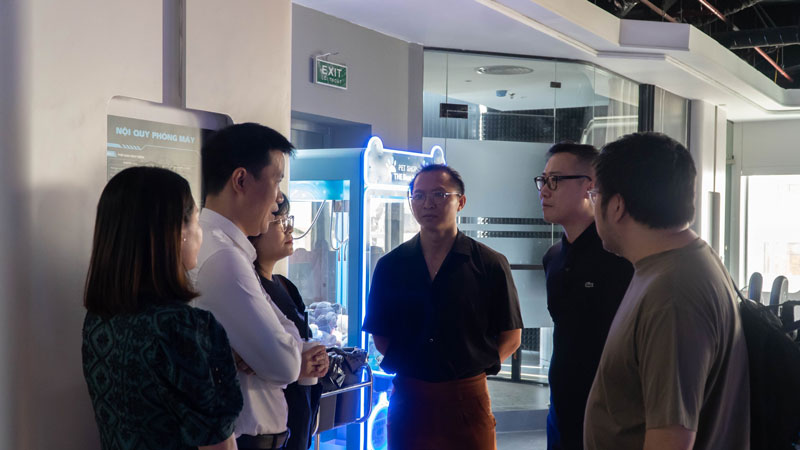 CEO Team Flash ghé thăm OEG Stadium, trao đổi về những cơ hội hợp tác ...