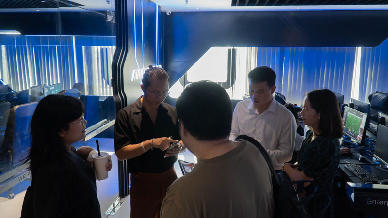 CEO Team Flash ghé thăm OEG Stadium, trao đổi về những cơ hội hợp tác ...